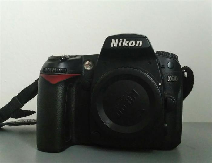 NIKON D90