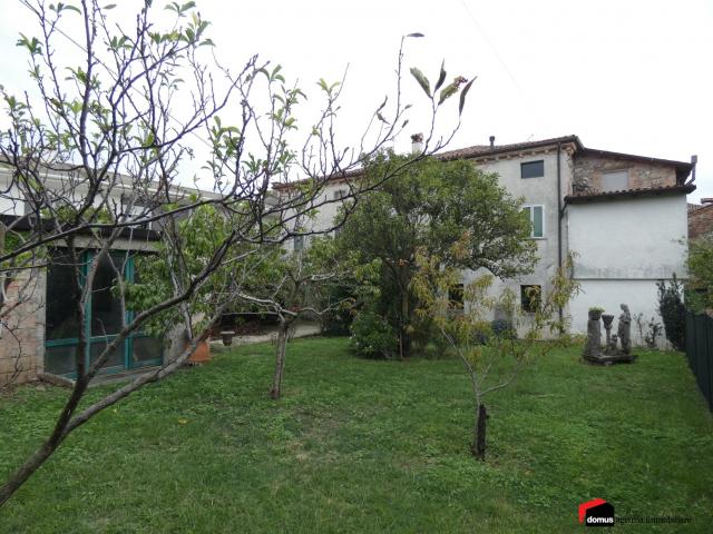 Breganze: casa storica di testa  con giardino di 350 mq e garage