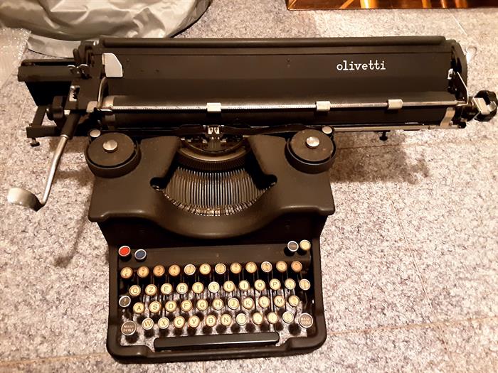 MACCHINA DA SCRIVERE OLIVETTI M40