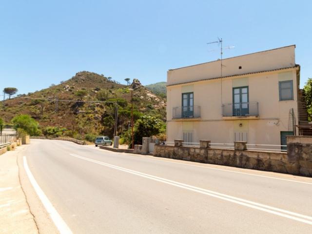 Cefalù - quadrilocale con posto auto.