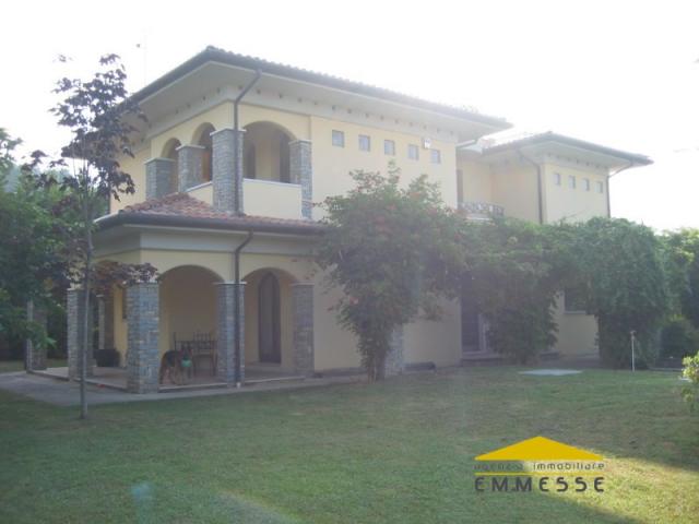 Villa singola con giardino in vendita a massa