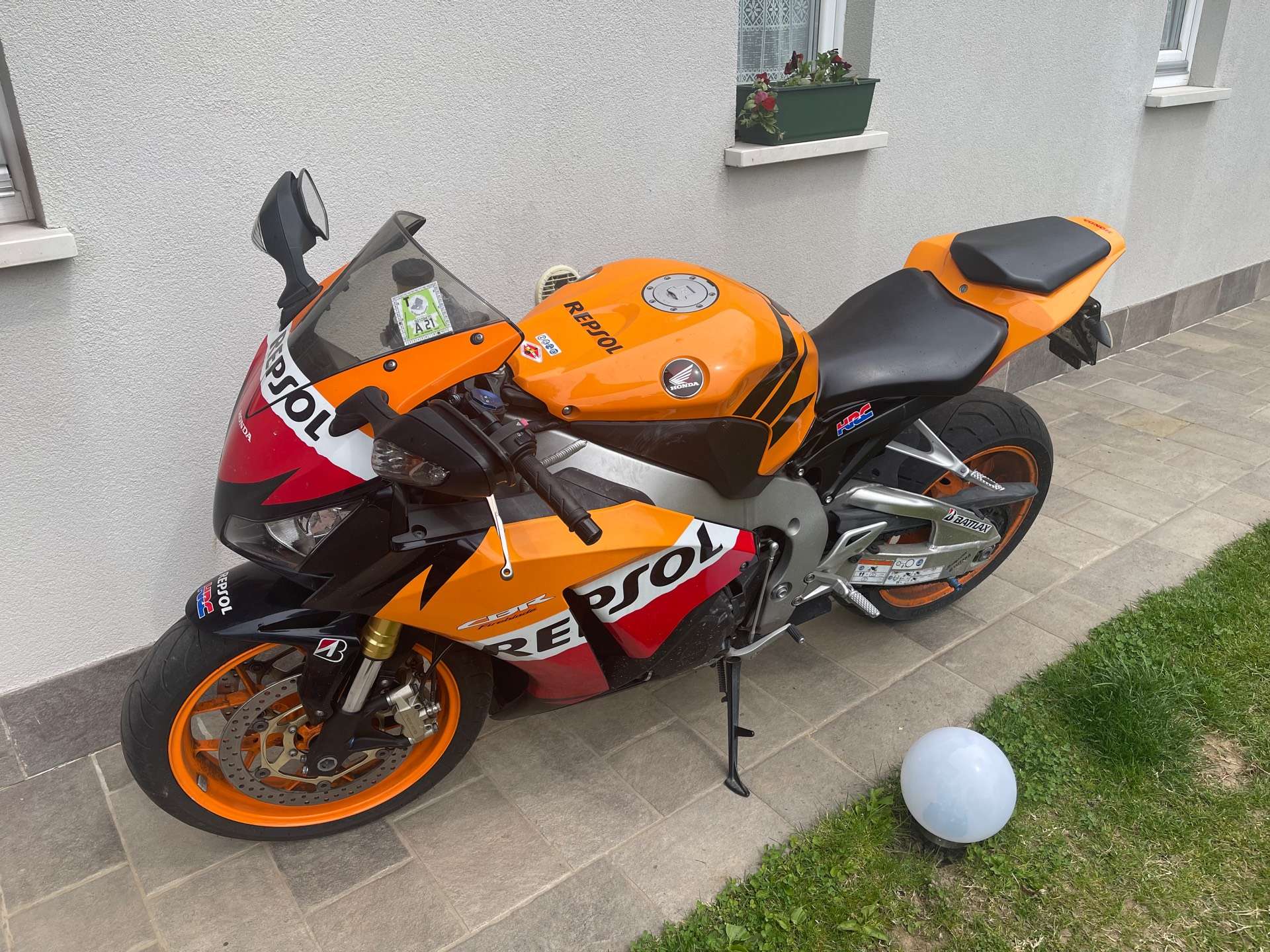 Honda CBR 1000honda cbr 1000 rr repsol replica