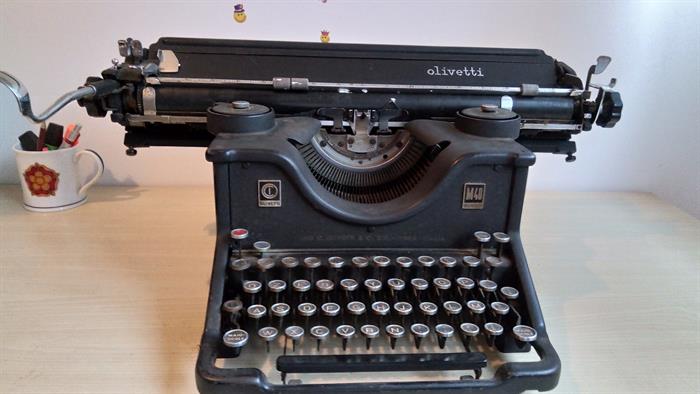 MACCHINA DA SCRIVERE OLIVETTI M40