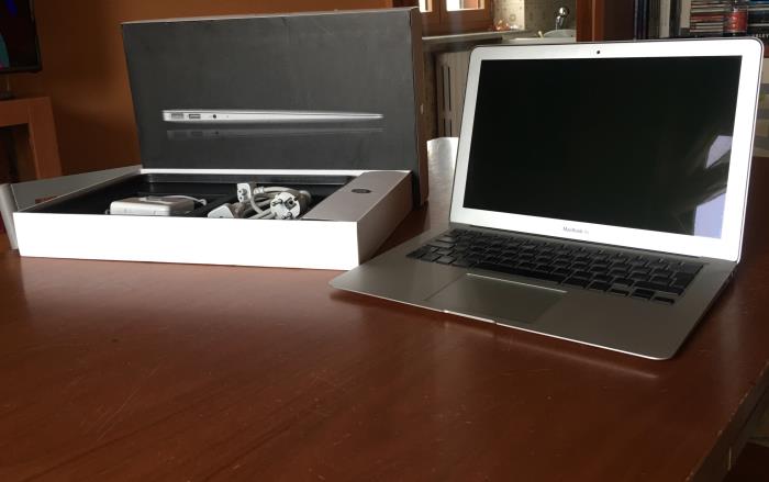 MACBOOK AIR 13" 4 GB 256 ROM