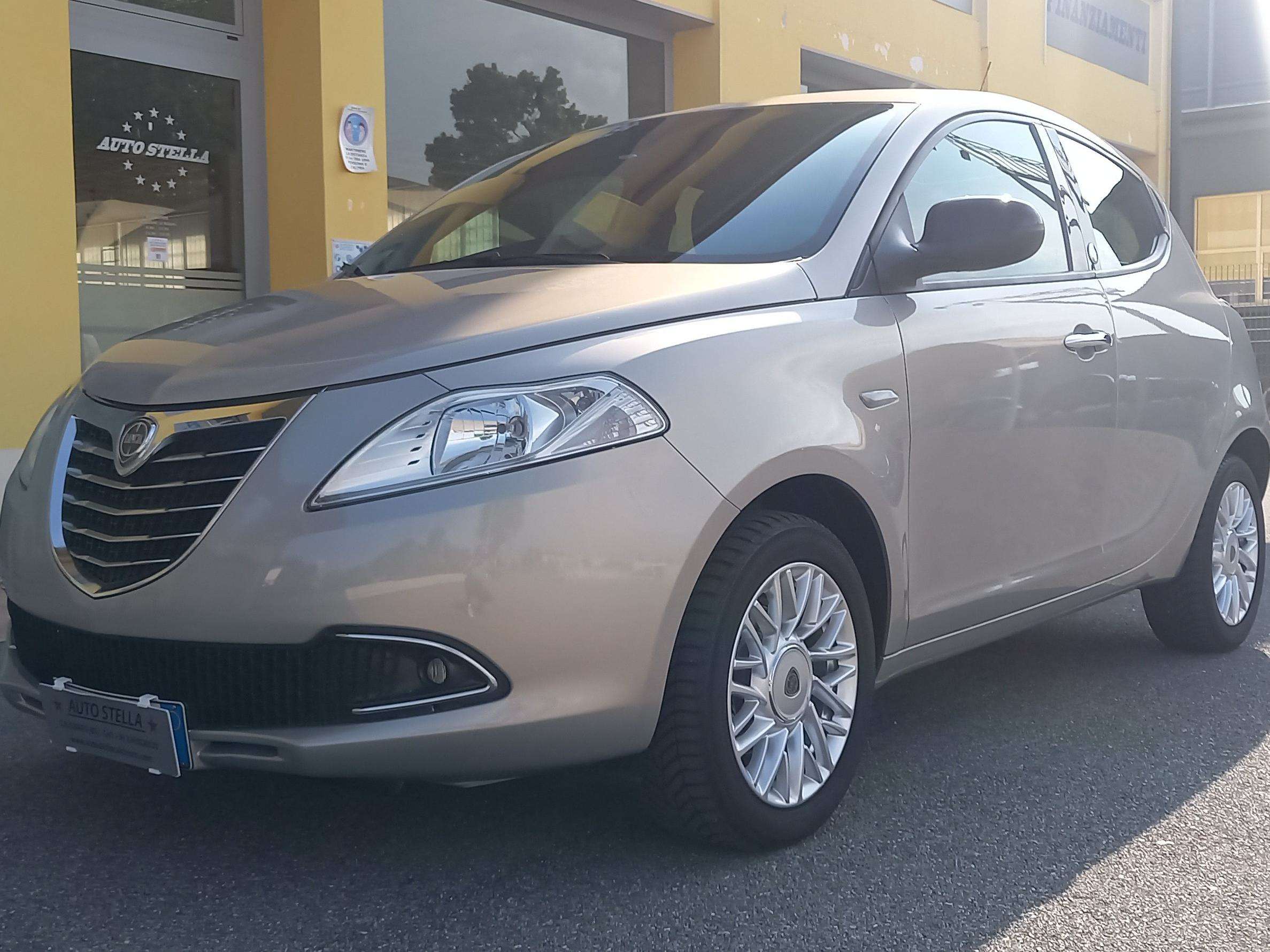 Lancia YpsilonBenz-Gpl cc. 1.2 Mod. Gold 5 Porte x Neopatentati.