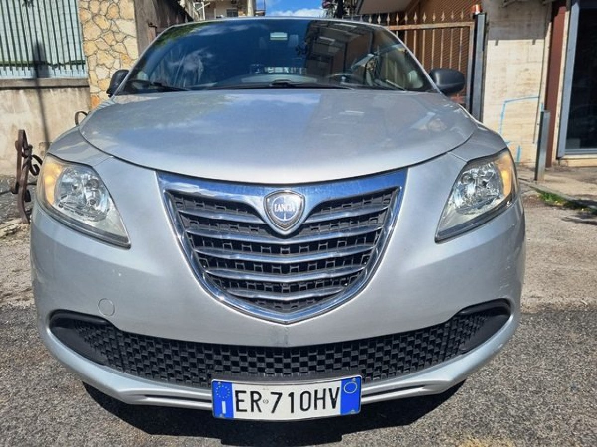 LANCIA Ypsilon 3ª serie Ypsilon 0.9 TwinAir 85 CV 5 porte Metano Ecochic Silver