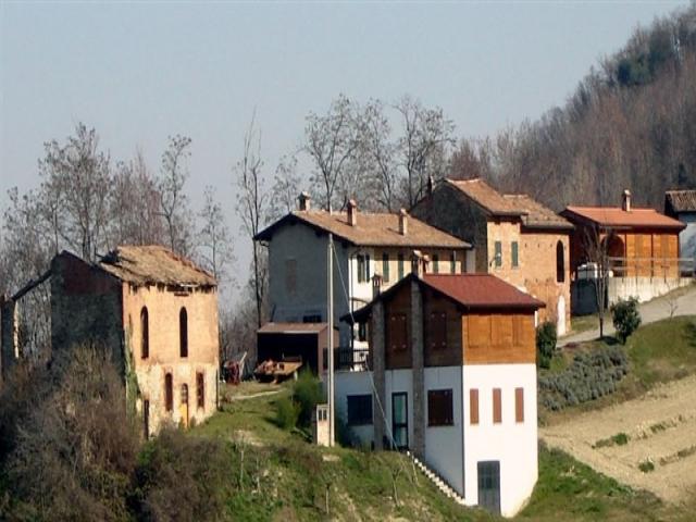 Antico borgo in vendita con rustici adibito a b&b e terreni