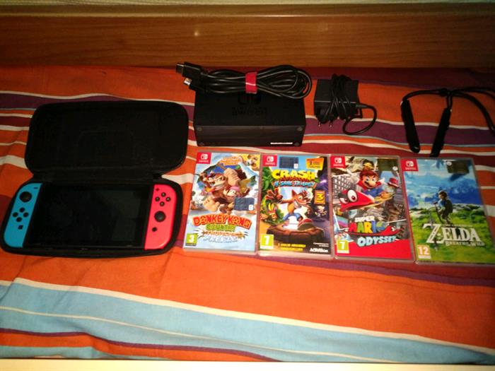 NINTENDO SWITCH CON 4 GIOCHI