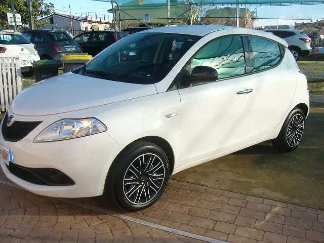 Lancia Ypsilon1.2 cc ----gold