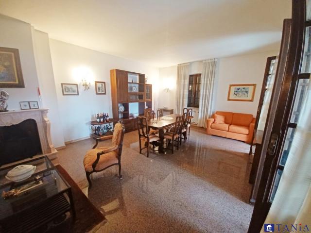 Villa indipendente con ampio giardino marina di carrara rif 4130