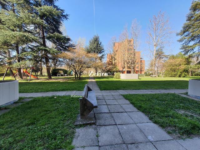 Bologna - zona corticella ampio appartamento panoramico con garage e cantina