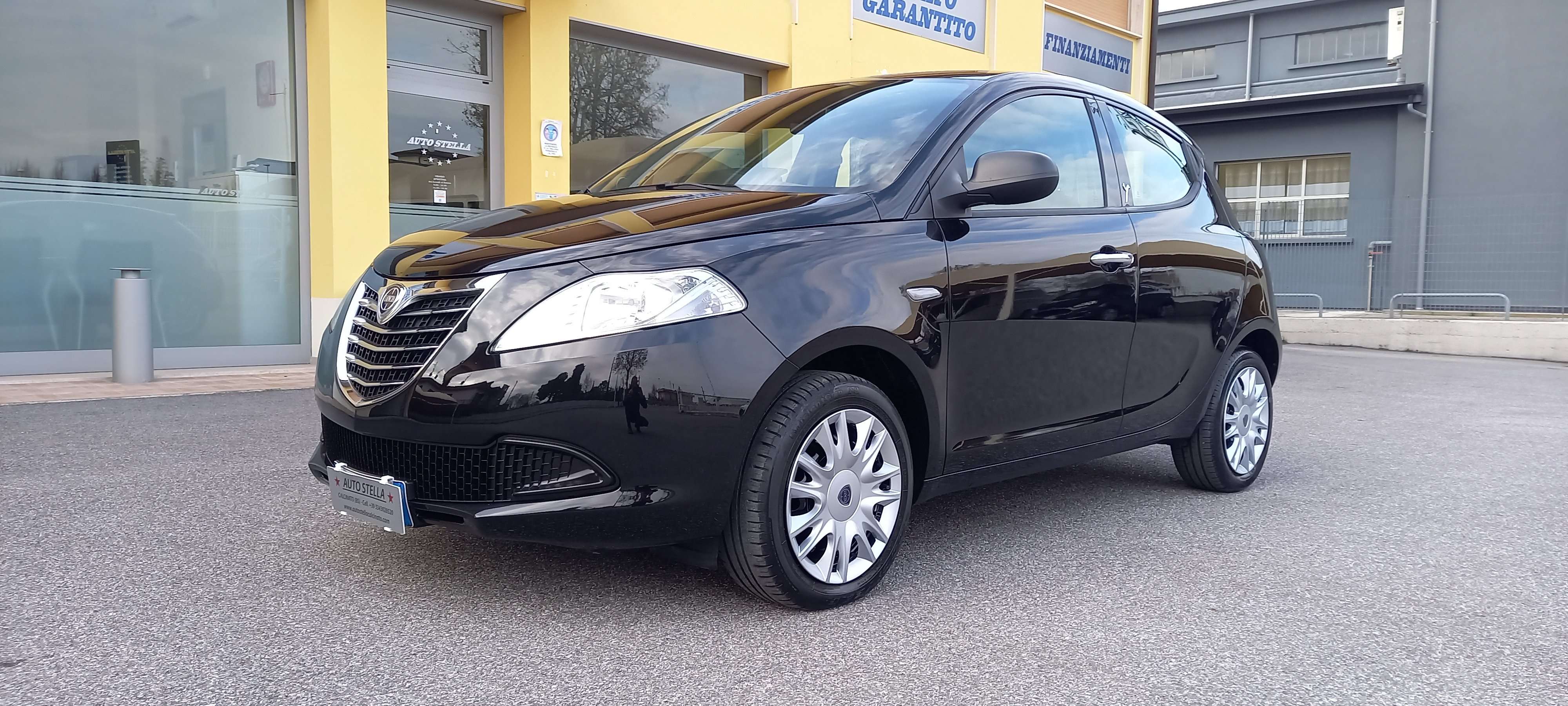 Lancia Ypsilon1.2 cc. Benz. 5 Porte SOLO 32.900 KM. x NEOPATENT.