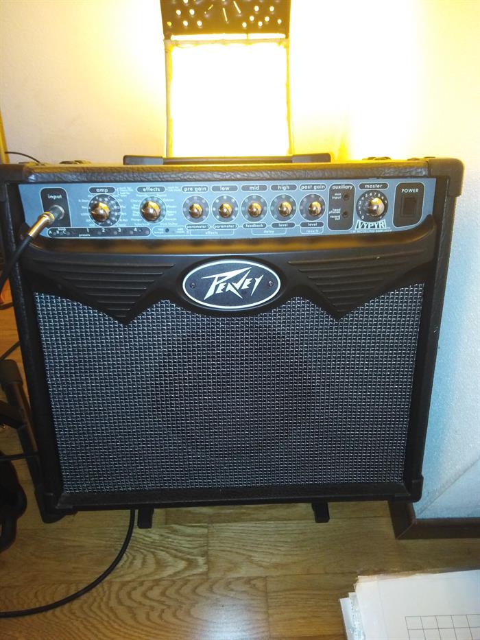 AMPLLIFICATORE PER CHITARRA PEAVEY VYPYR 15