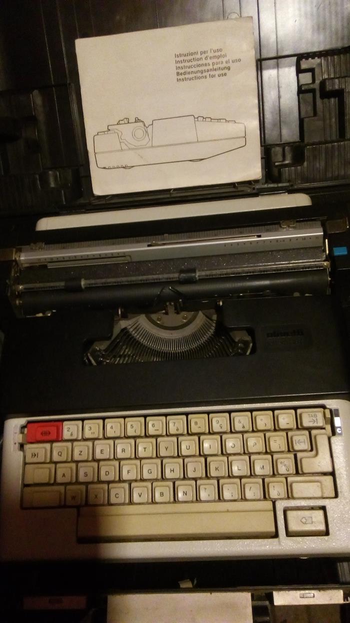 MACCHINA SCRIVERE ELETTRICA OLIVETTI