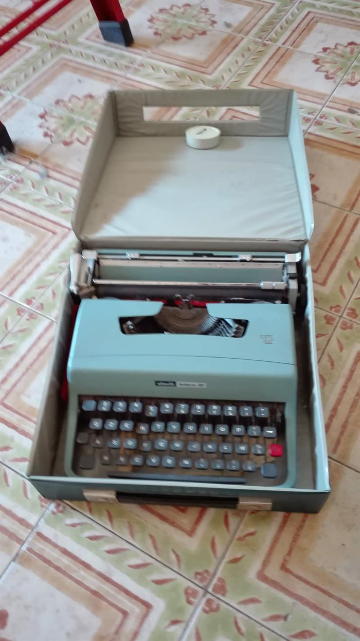 MACCHINA DA SCRIVERE OLIVETTI