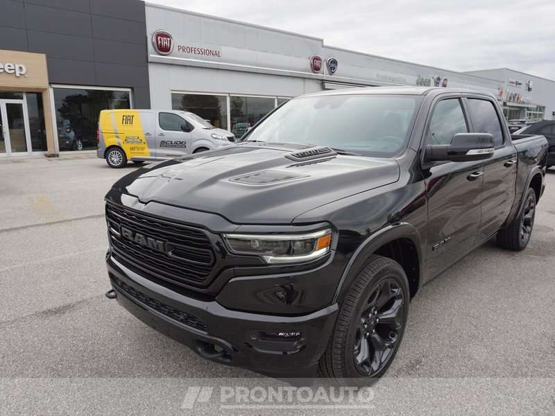 Dodge RAM1500 v8 crew cab limited night edition 395cv at8