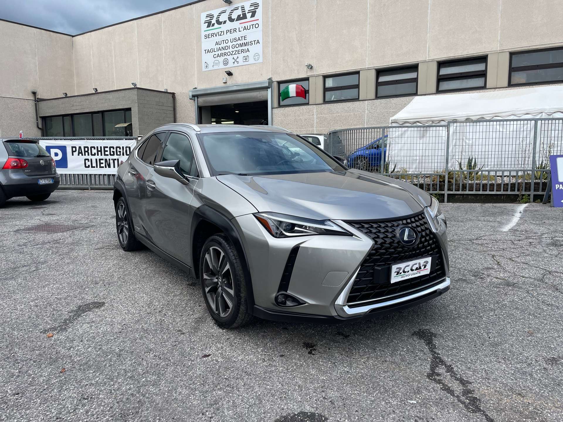 Lexus UX 200250h 2.0 Premium 2wd cvt in arrivo