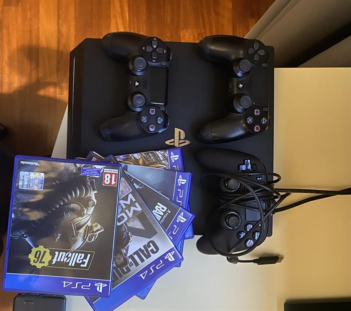 PS4+3 CONTROLLER+ 5 GIOCHI