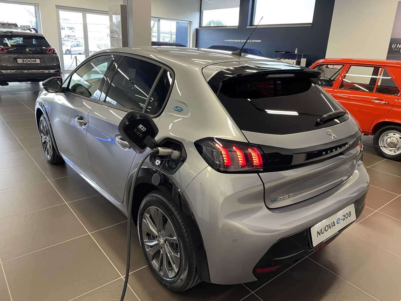 Peugeot 2082ª serie motore elettrico 136 CV 5 porte Allure Pa