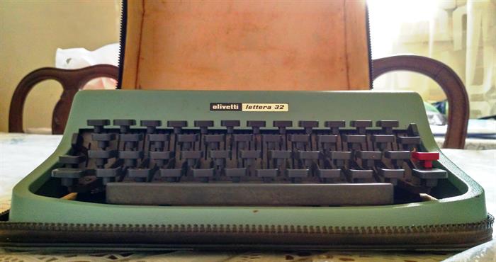 MACCHINA DA SCRIVERE OLIVETTI LETTERA 32 VERDE