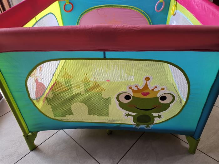 BOX CON LATO IN RETE APRIBILE PER BAMBINI