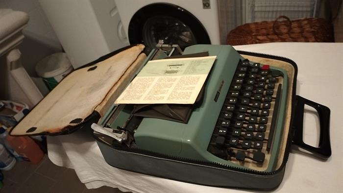 MACCHINA DA SCRIVERE OLIVETTI LETTERA 32