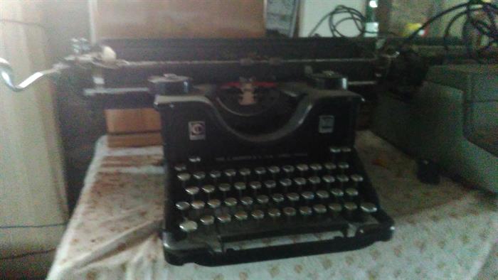 MACCHINA DA SCRIVERE OLIVETTI 32