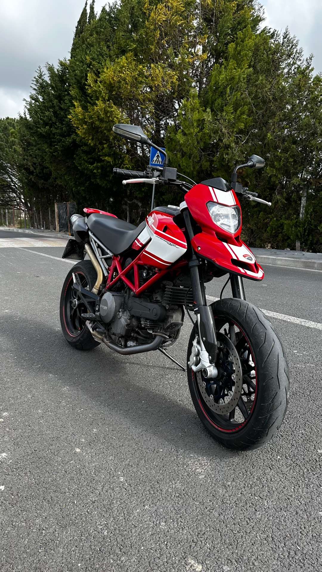 Ducati Hypermotard 796standard