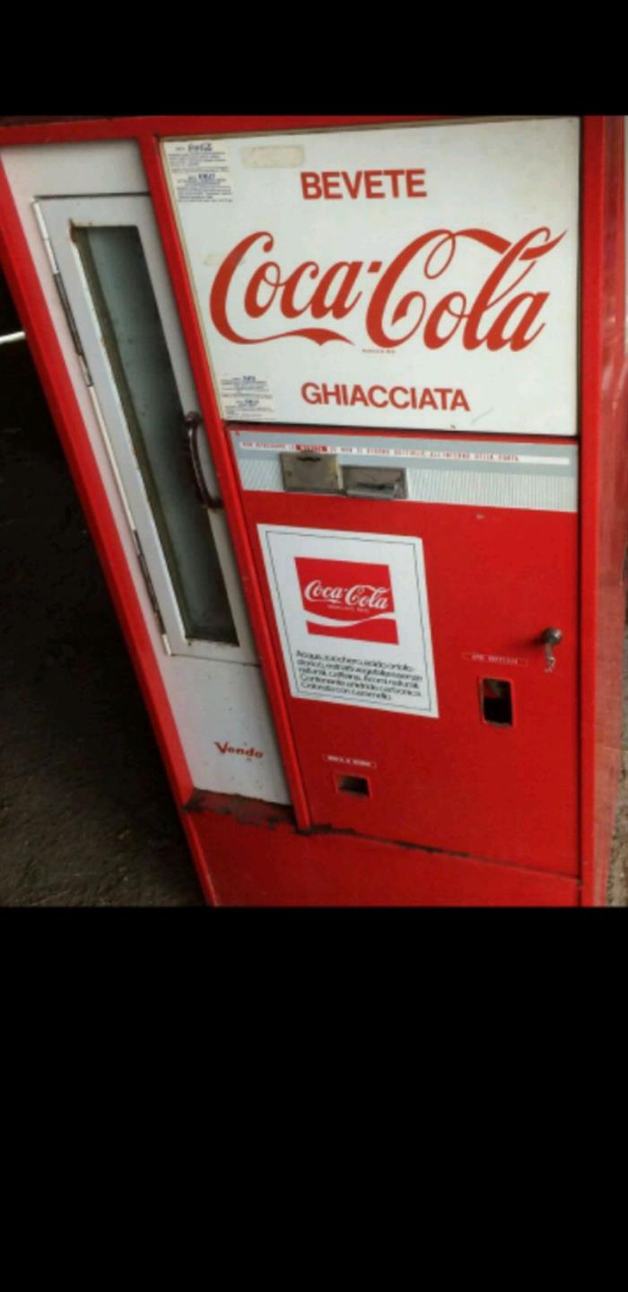 DISTRIBUTORE COCA-COLA