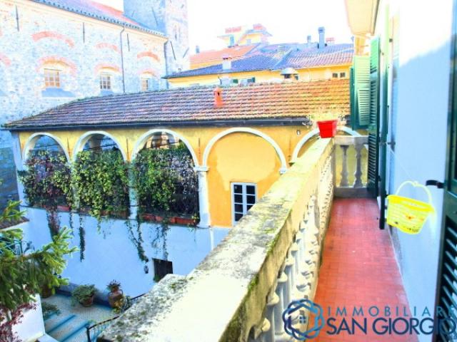 Sarzana centro storico splendida dimora con giardino privato e garage