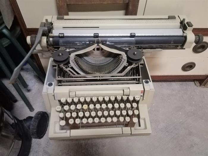 MACCHINA DA SCRIVERE OLIVETTI LINEA 98