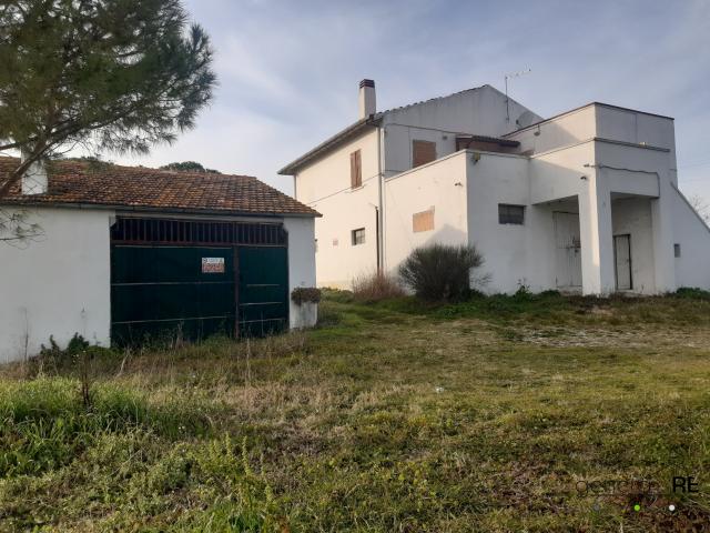 Vendesi a spoltore casale con terreno agricolo