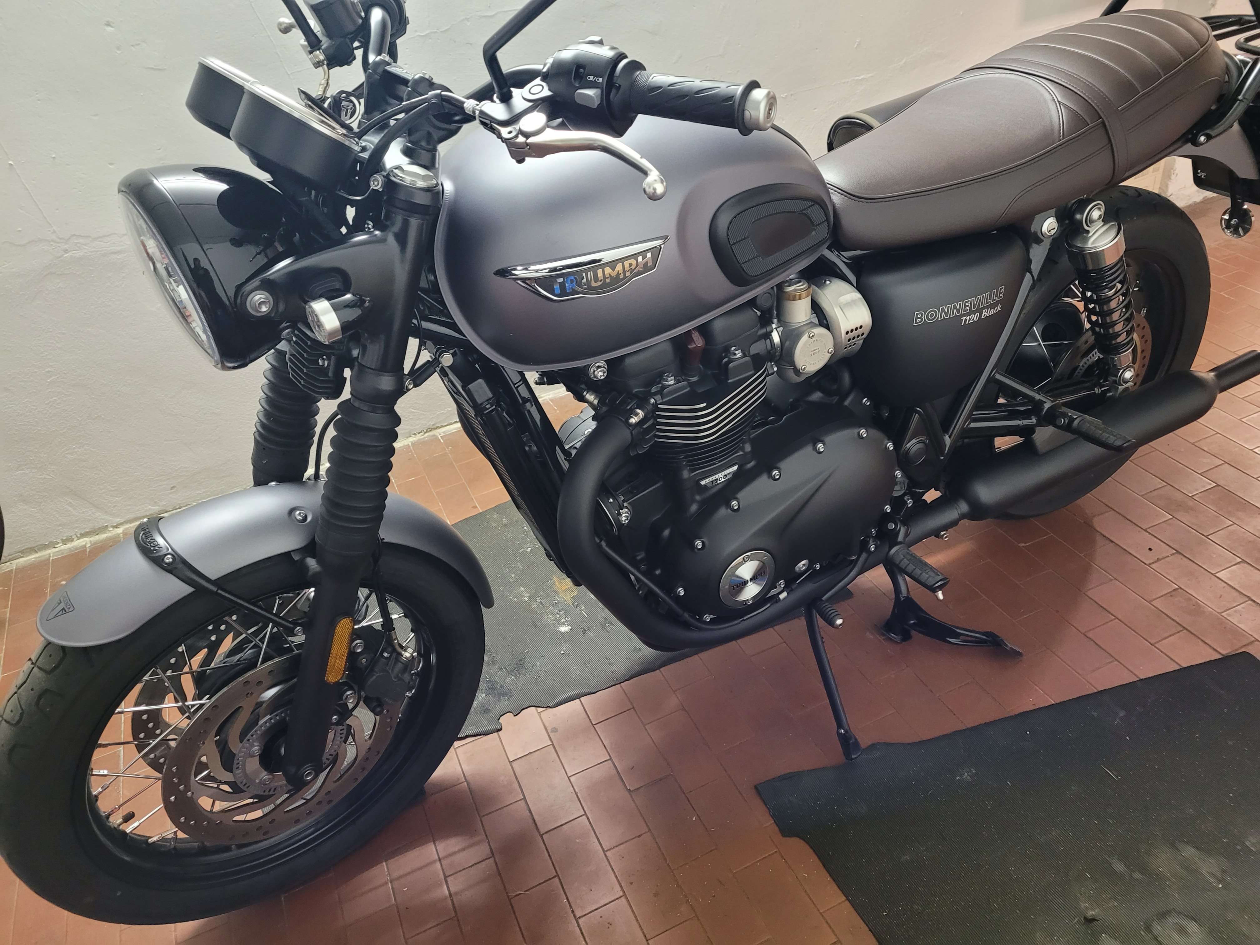 Triumph Bonneville T120Black - colore grigio antracite met. opaco