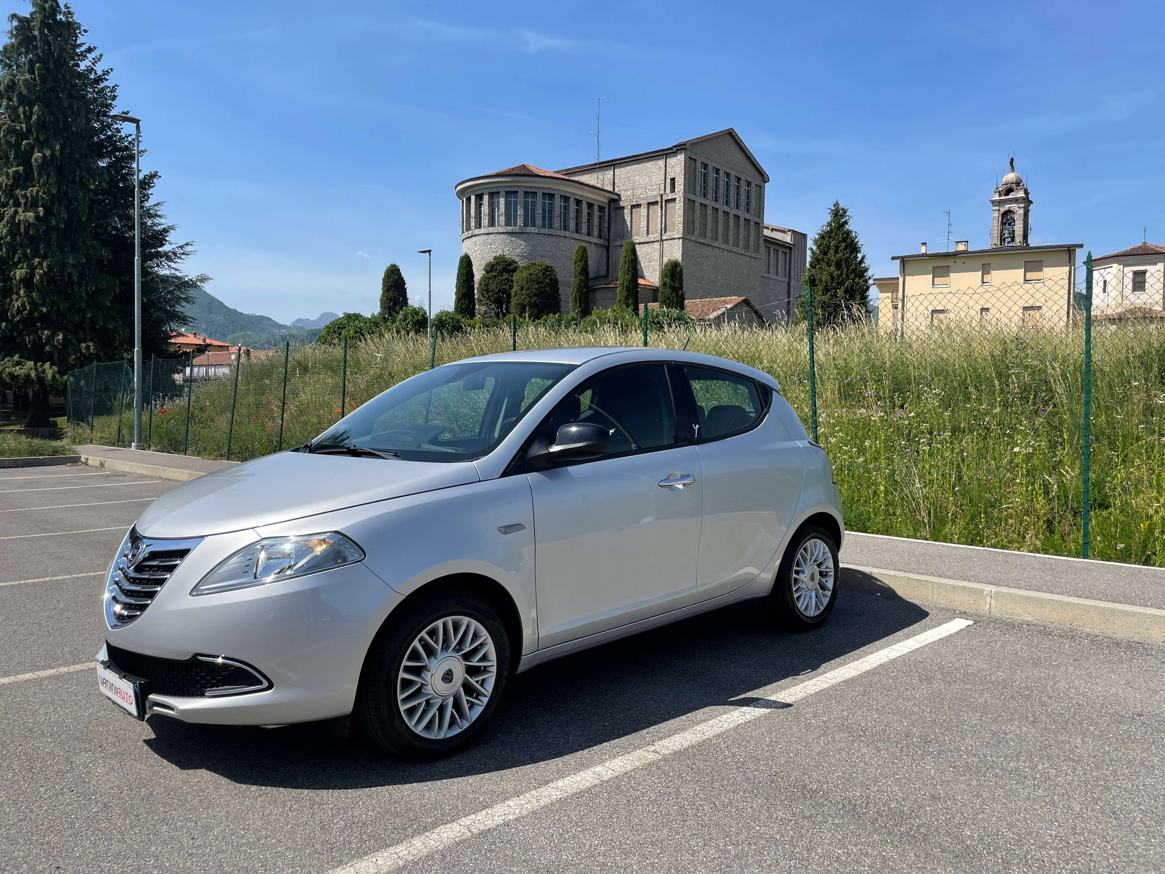 Lancia Ypsilon1.2 8v 5 PORTE 69CV SILVER *NEOPATENTATI*